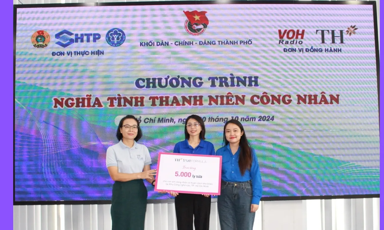 Công ty CP Chuỗi Thực phẩm TH tặng 5.000 ly sữa đến thanh niên công nhân Thành phố
