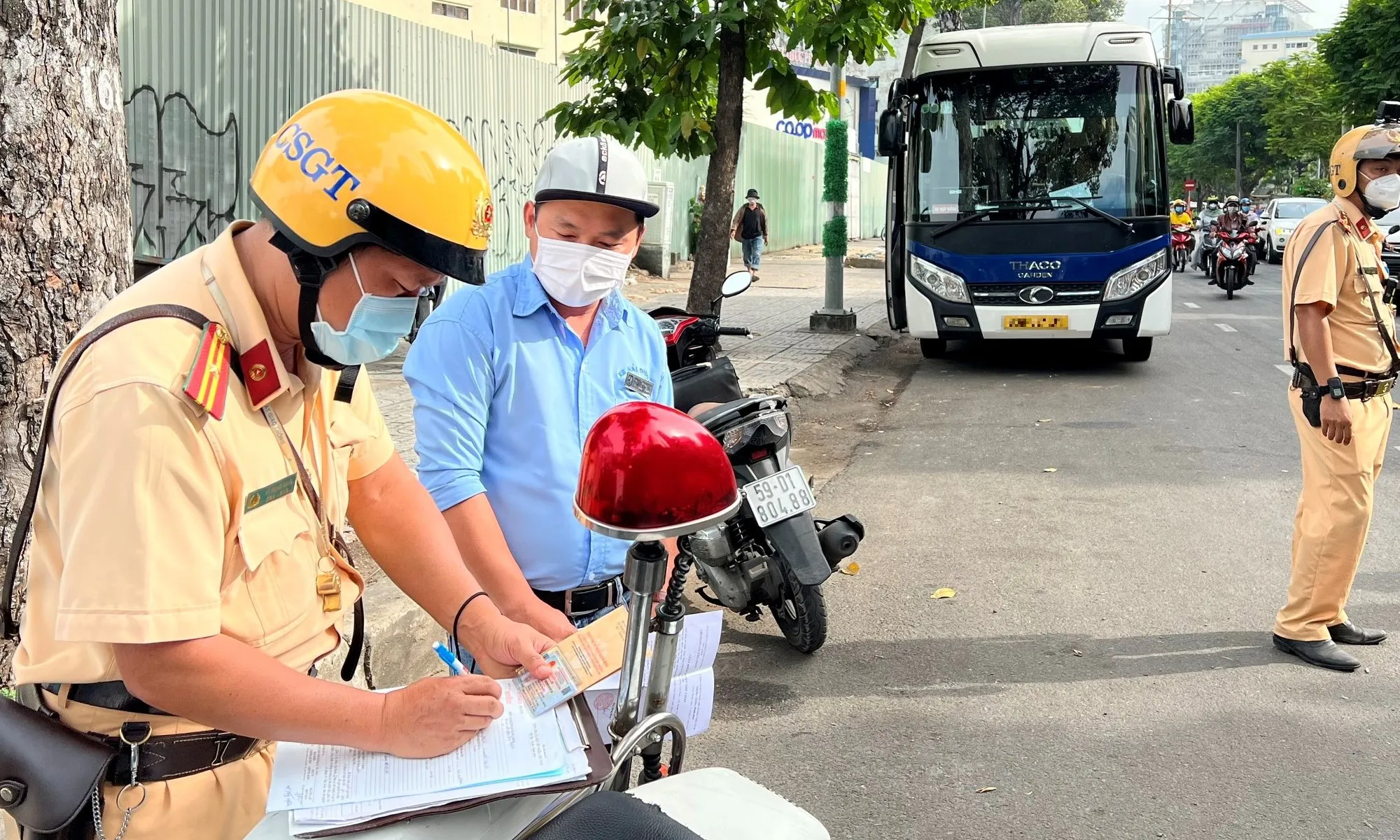 Công an TP.HCM kiên quyết xử lý tình trạng xe dù, bến cóc