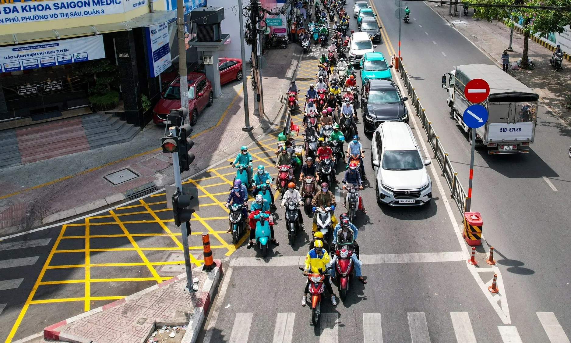 TP.HCM sẽ mở rộng thí điểm vạch mắt võng để giảm ùn tắc giao thông